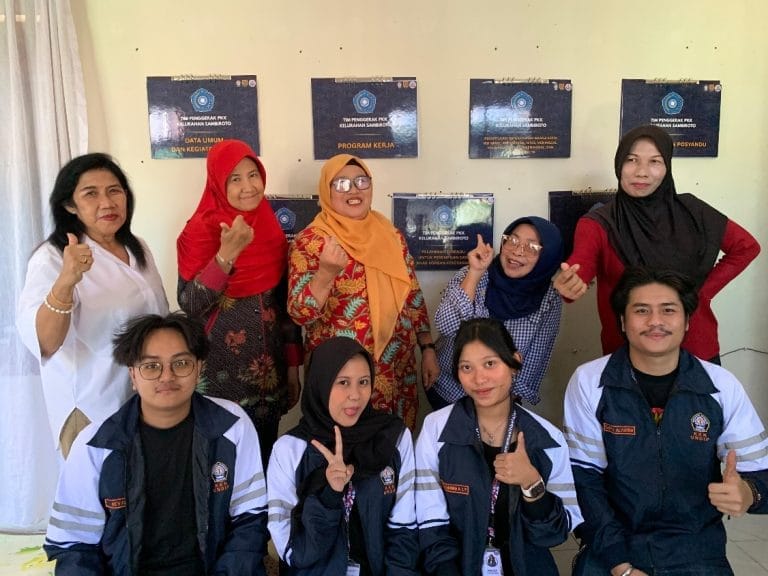 Dari Papan Kusam Menuju Informasi Tertata, Mahasiswa KKN-T Undip ...