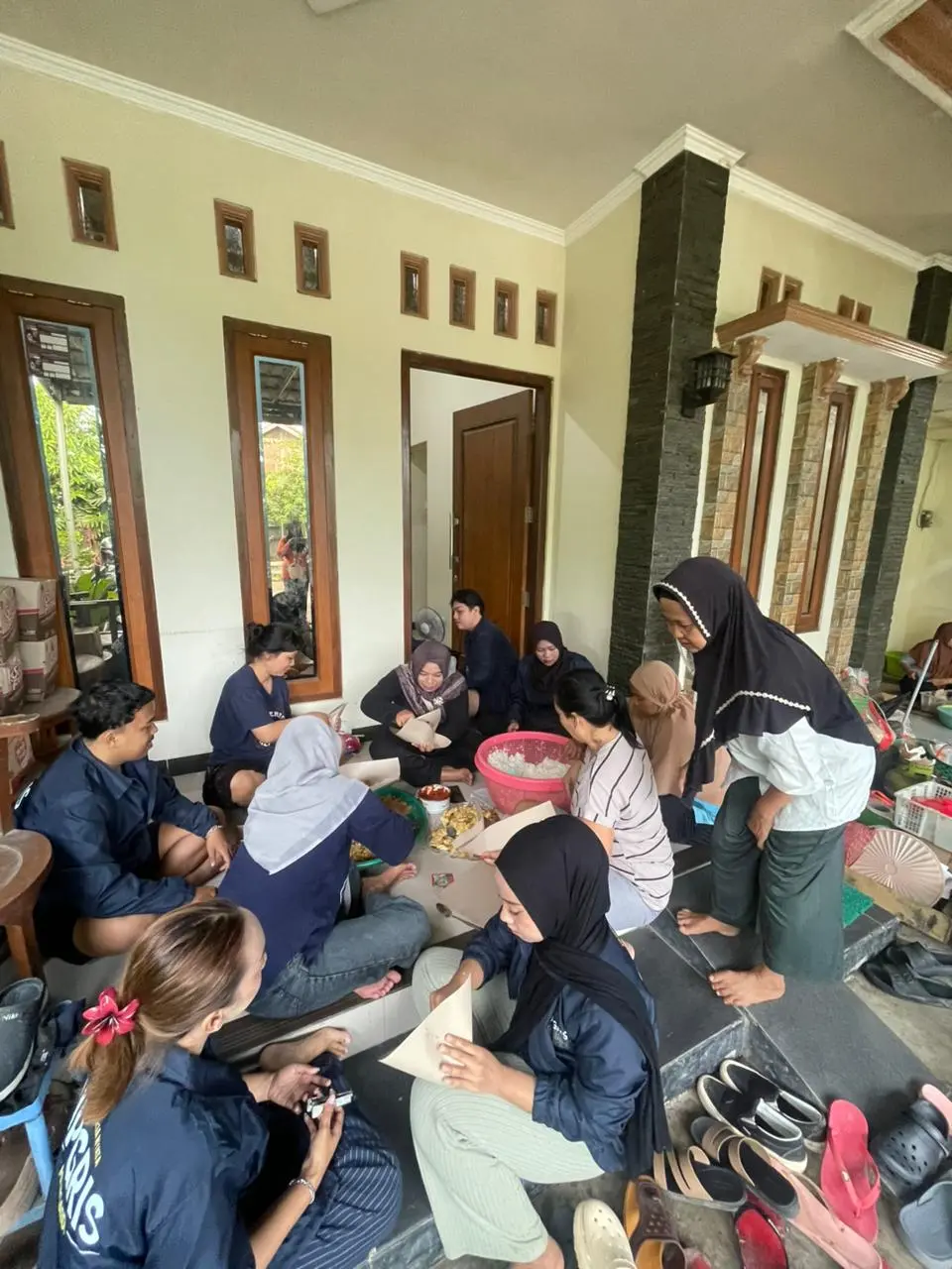 Mahasiswa KKN UPGRIS Bantu Distribusikan Bantuan Korban Banjir Di ...