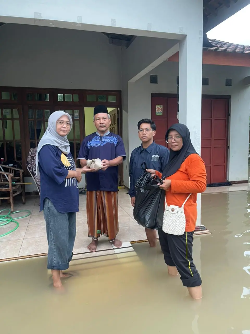 Mahasiswa KKN UPGRIS Bantu Distribusikan Bantuan Korban Banjir Di ...